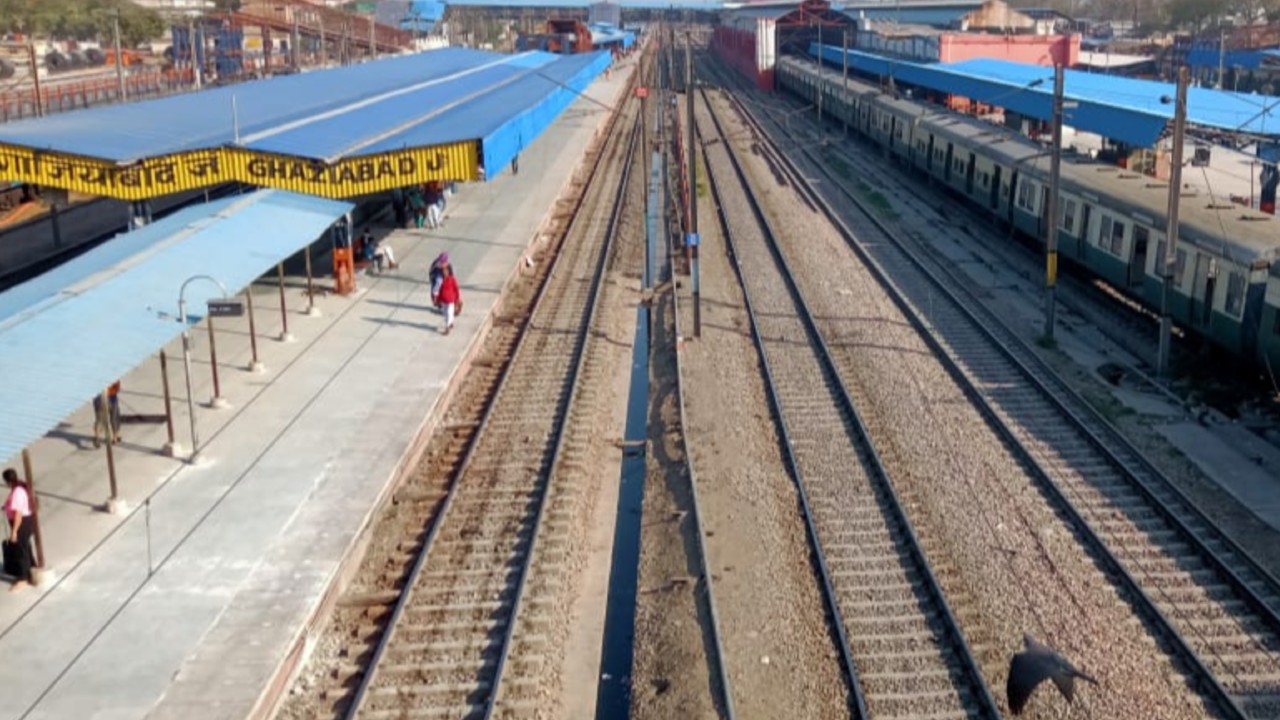 Trains affected due to traffic and power blocks at Ghaziabad Station ...